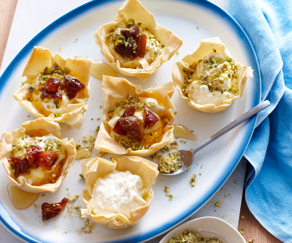 Recipe: Crispy bites with quark cheese, pistachios, dates and honey
